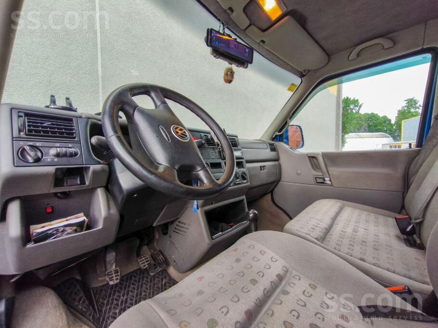 Blue Volkswagen Caravelle 2002 in Riga, with an engine capacity of 2.50 L and mileage of 400 thousand km for 5200 €, photo 18 on AUTOMOTO.COM.LV