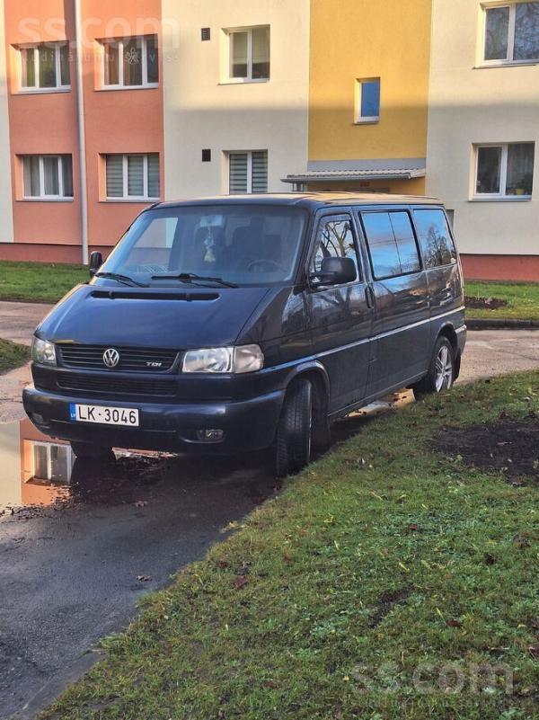Blue Volkswagen Caravelle 2002 in Jelgava, with an engine capacity of 2.50 L and mileage of 452 thousand km for 6099 €, photo 3 on AUTOMOTO.COM.LV