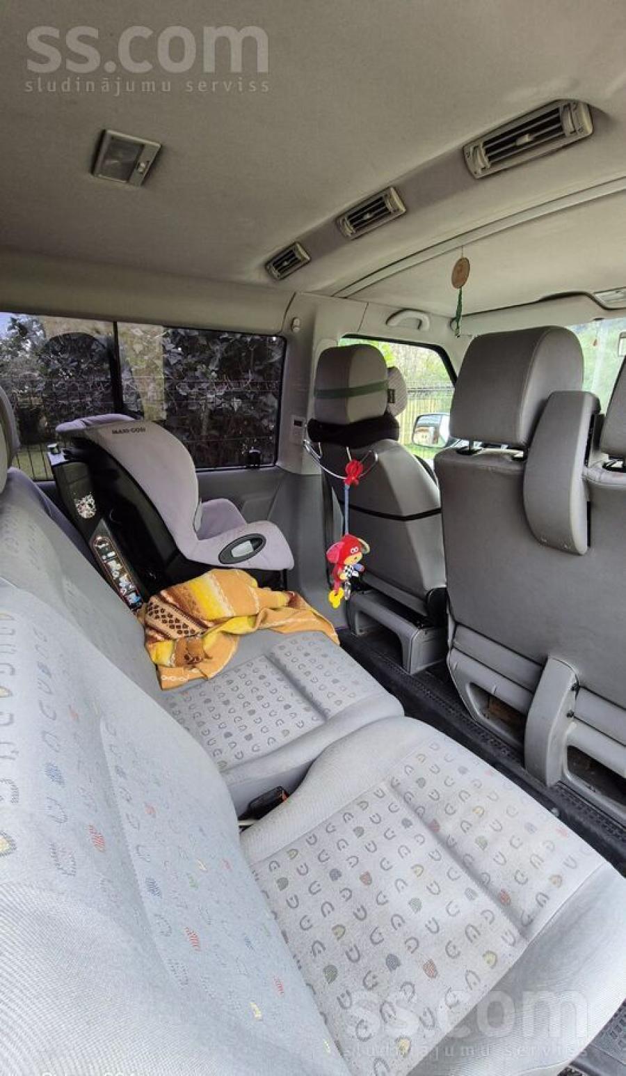 Blue Volkswagen Caravelle 2002 in Preili, with an engine capacity of 2.50 L and mileage of 416 thousand km for 9500 €, photo 11 on AUTOMOTO.COM.LV
