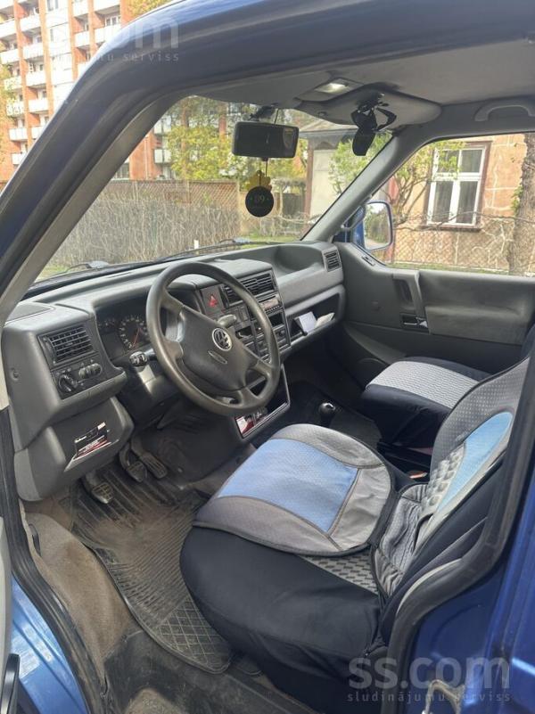 Blue Volkswagen Caravelle 2003 in Riga, with an engine capacity of 2.40 L and mileage of 311 thousand km for 3700 €, photo 2 on AUTOMOTO.COM.LV