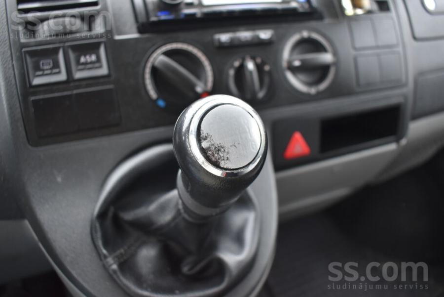 Blue Volkswagen Caravelle 2005 in Kuldiga, with an engine capacity of 2.50 L and mileage of 0 thousand km for 6550 €, photo 12 on AUTOMOTO.COM.LV