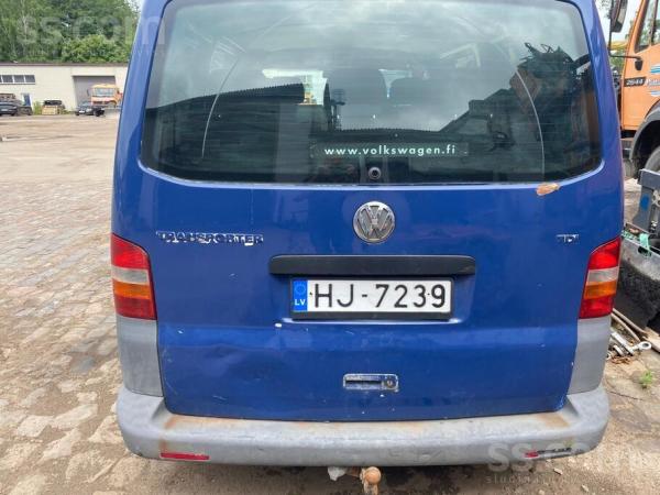 Blue Volkswagen Caravelle 2007 in Jurmala, with an engine capacity of 2.50 L and mileage of 351 thousand km for 1550 €, photo 2 on AUTOMOTO.COM.LV