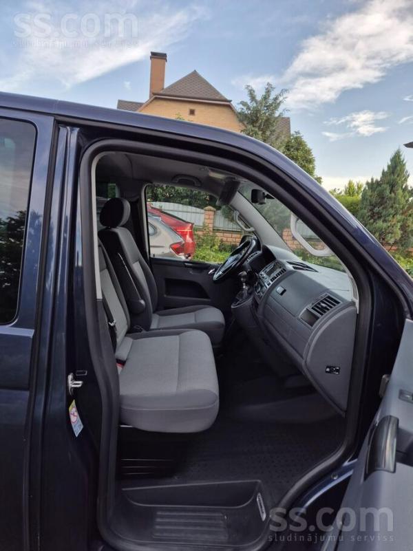 Zils Volkswagen Caravelle 2013 Daugavpils, ar dzinēja tilpumu 2.00 L un nobraukumu 499 tūkst. km par 10300 €, foto 2 vietnē AUTOMOTO.COM.LV