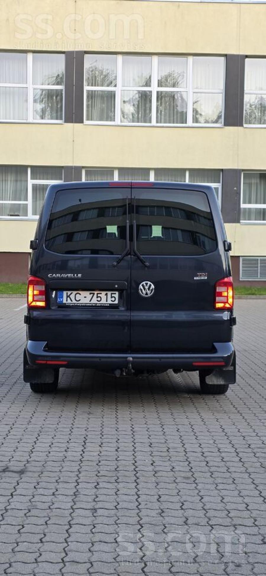 Zils Volkswagen Caravelle 2015 Rīga, ar dzinēja tilpumu 2.00 L un nobraukumu 370 tūkst. km par 18300 €, foto 4 vietnē AUTOMOTO.COM.LV