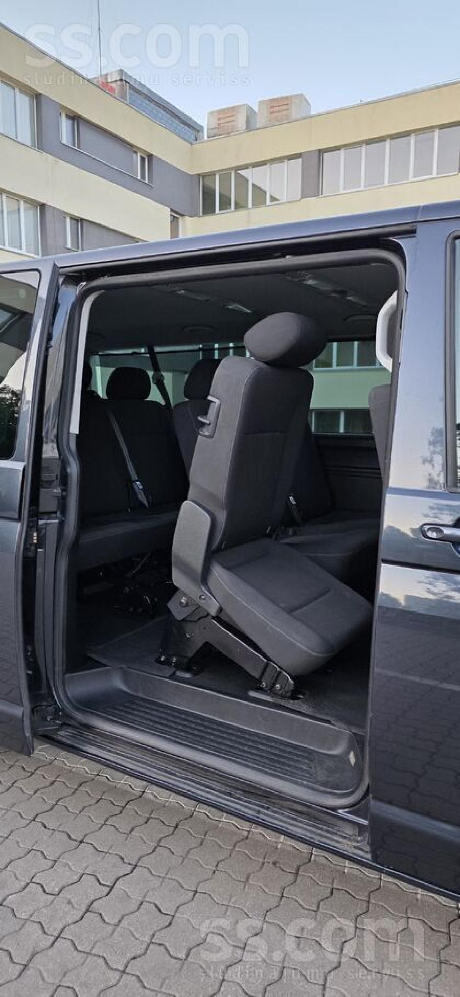 Zils Volkswagen Caravelle 2015 Rīga, ar dzinēja tilpumu 2.00 L un nobraukumu 370 tūkst. km par 18300 €, foto 12 vietnē AUTOMOTO.COM.LV