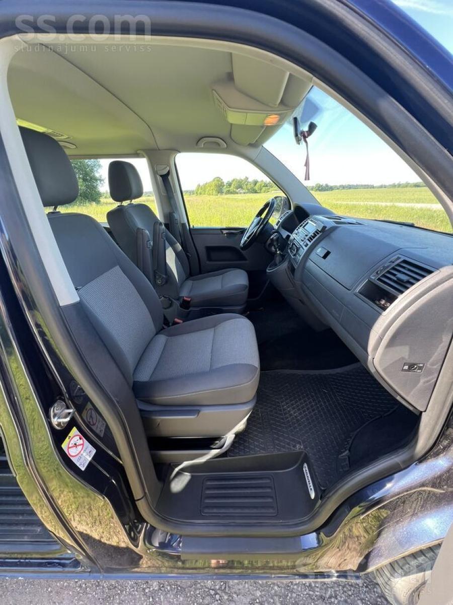 Zils Volkswagen Caravelle 2015 Ventspils, ar dzinēja tilpumu 2.00 L un nobraukumu 324 tūkst. km par 8000 €, foto 7 vietnē AUTOMOTO.COM.LV