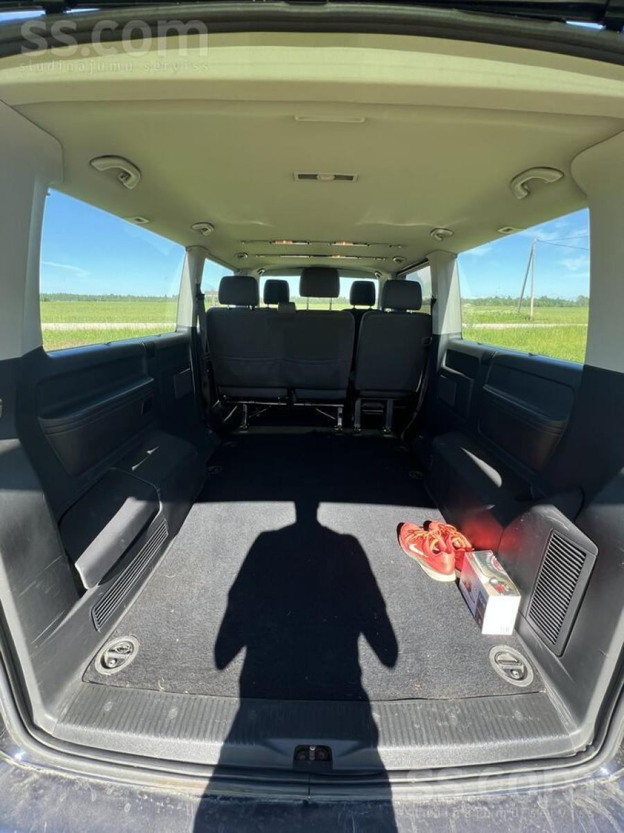 Zils Volkswagen Caravelle 2015 Ventspils, ar dzinēja tilpumu 2.00 L un nobraukumu 324 tūkst. km par 8000 €, foto 9 vietnē AUTOMOTO.COM.LV