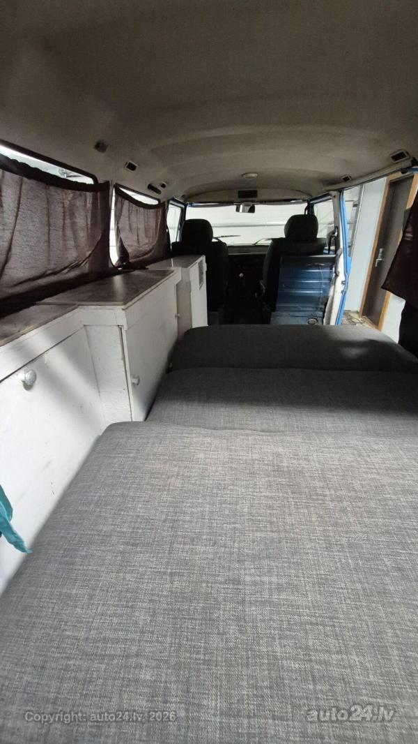 Zils Volkswagen Caravelle 1986 Pērnava, ar dzinēja tilpumu 1.90 L un nobraukumu 250 tūkst. km par 3800 €, foto 11 vietnē AUTOMOTO.COM.LV