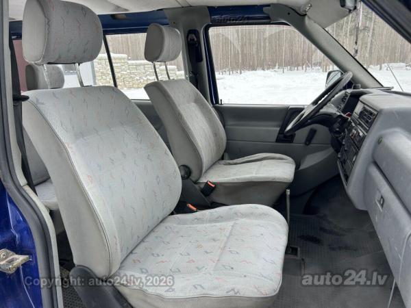 Zils Volkswagen Caravelle 1996 Tallina, ar dzinēja tilpumu 2.40 L un nobraukumu 0 tūkst. km par 3999 €, foto 5 vietnē AUTOMOTO.COM.LV