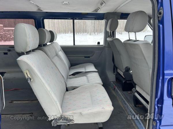 Zils Volkswagen Caravelle 1996 Tallina, ar dzinēja tilpumu 2.40 L un nobraukumu 0 tūkst. km par 3999 €, foto 7 vietnē AUTOMOTO.COM.LV