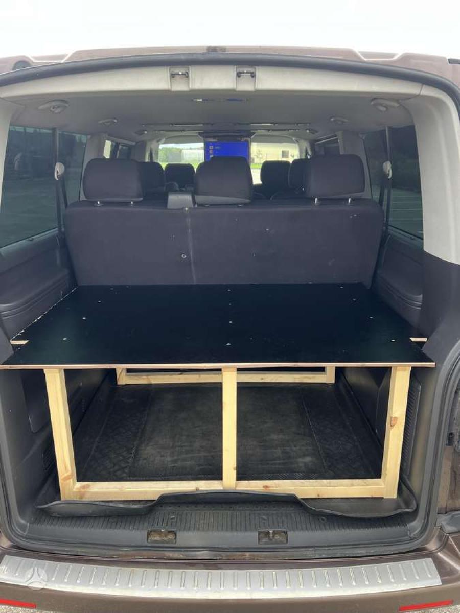 Brown Volkswagen Caravelle 2010 in Panevezys, with an engine capacity of 1.97 L and mileage of 403 thousand km for 11300 €, photo 8 on AUTOMOTO.COM.LV