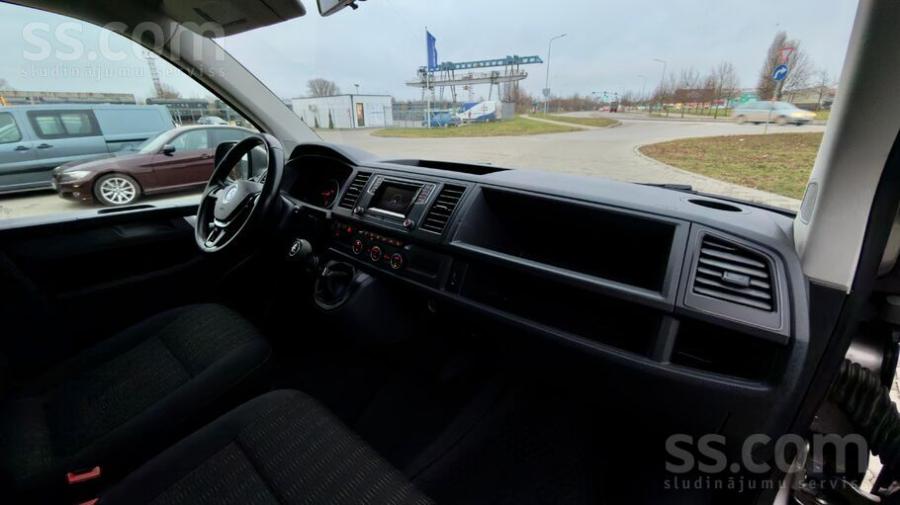 Brūns Volkswagen Caravelle 2017 Liepāja, ar dzinēja tilpumu 2.00 L un nobraukumu 310 tūkst. km par 17900 €, foto 16 vietnē AUTOMOTO.COM.LV