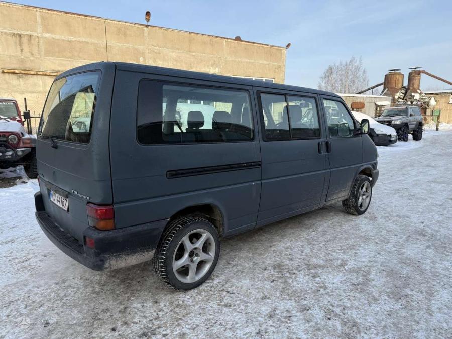 Zaļš Volkswagen Caravelle 2001 Pasvalys, ar dzinēja tilpumu 2.50 L un nobraukumu 285 tūkst. km par 4499 €, foto 5 vietnē AUTOMOTO.COM.LV