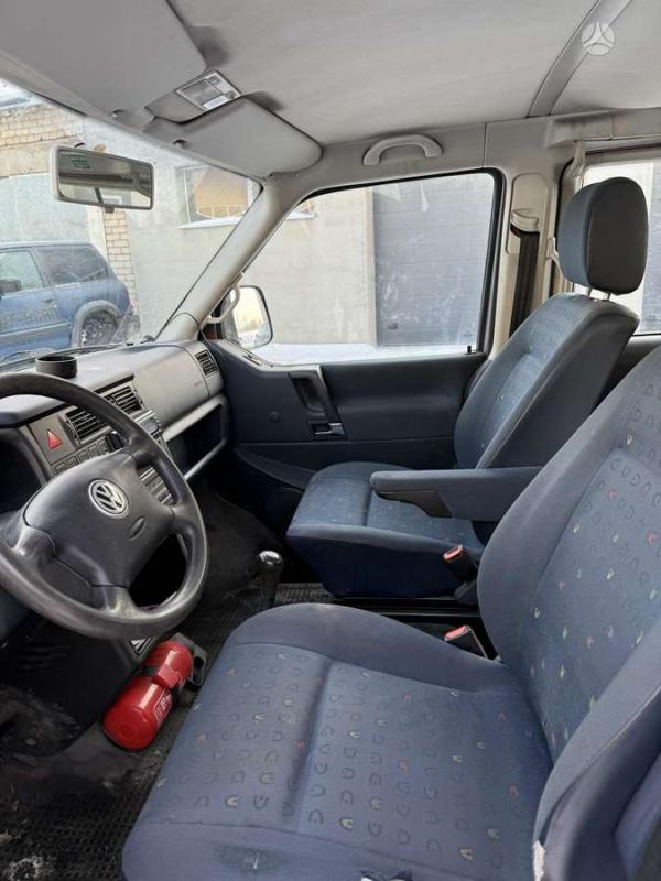 Green Volkswagen Caravelle 2001 in Pasvalys, with an engine capacity of 2.50 L and mileage of 285 thousand km for 4499 €, photo 11 on AUTOMOTO.COM.LV