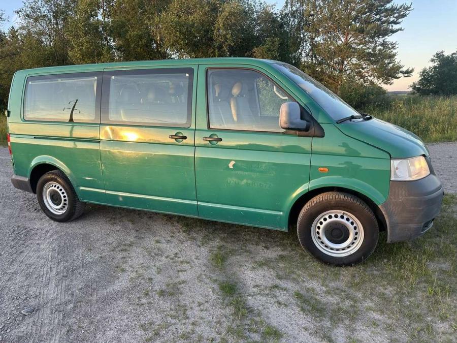 Green Volkswagen Caravelle 2004 in Prienai, with an engine capacity of 2.00 L and mileage of 226 thousand km for 4400 €, photo 5 on AUTOMOTO.COM.LV