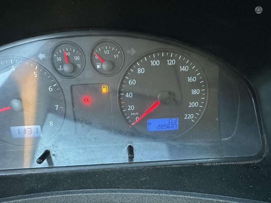 Green Volkswagen Caravelle 2004 in Prienai, with an engine capacity of 2.00 L and mileage of 226 thousand km for 4400 €, photo 12 on AUTOMOTO.COM.LV