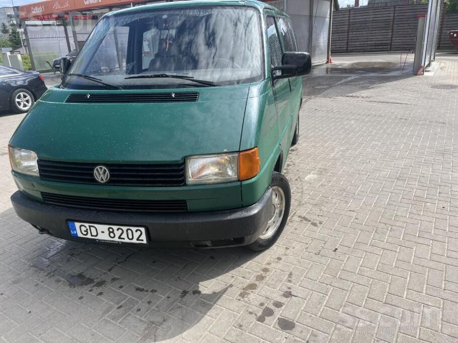 Green Volkswagen Caravelle 1994 in Jekabpils, with an engine capacity of 2.40 L and mileage of 538 thousand km for 1500 €, photo 1 on AUTOMOTO.COM.LV