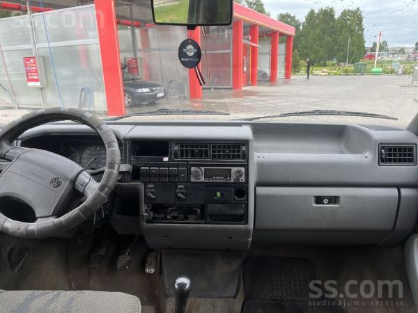 Green Volkswagen Caravelle 1994 in Jekabpils, with an engine capacity of 2.40 L and mileage of 538 thousand km for 1500 €, photo 6 on AUTOMOTO.COM.LV