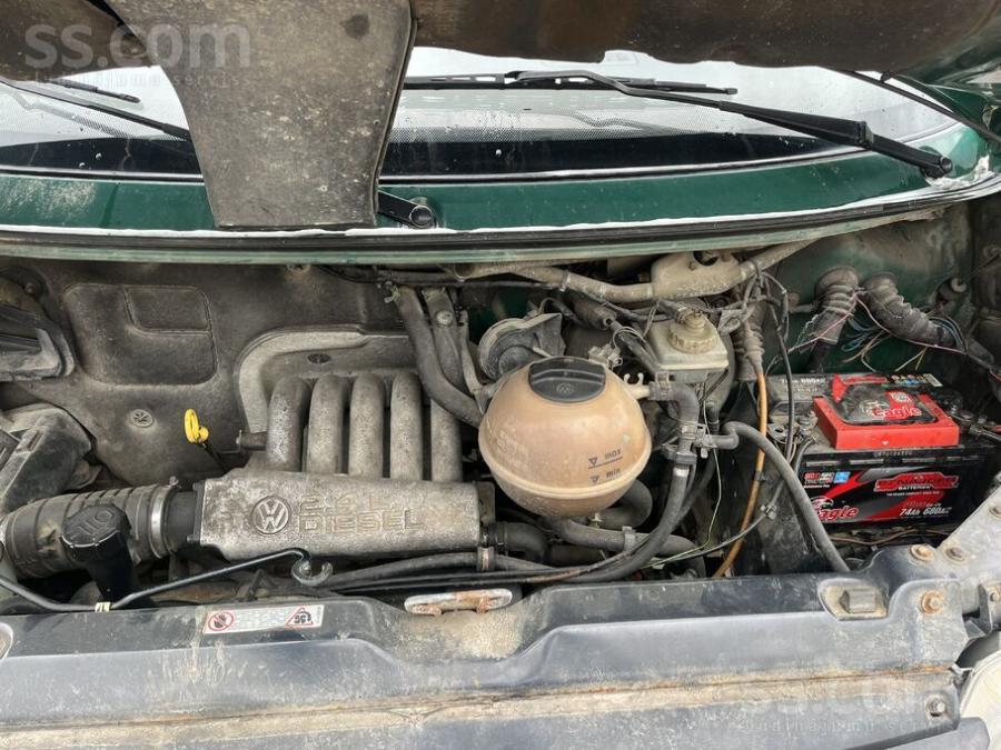 Green Volkswagen Caravelle 1994 in Jekabpils, with an engine capacity of 2.40 L and mileage of 538 thousand km for 1500 €, photo 9 on AUTOMOTO.COM.LV
