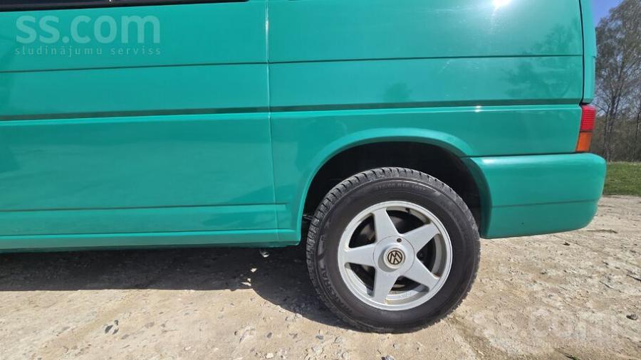 Green Volkswagen Caravelle 2000 in Riga, with an engine capacity of 2.50 L and mileage of 385 thousand km for 6900 €, photo 6 on AUTOMOTO.COM.LV
