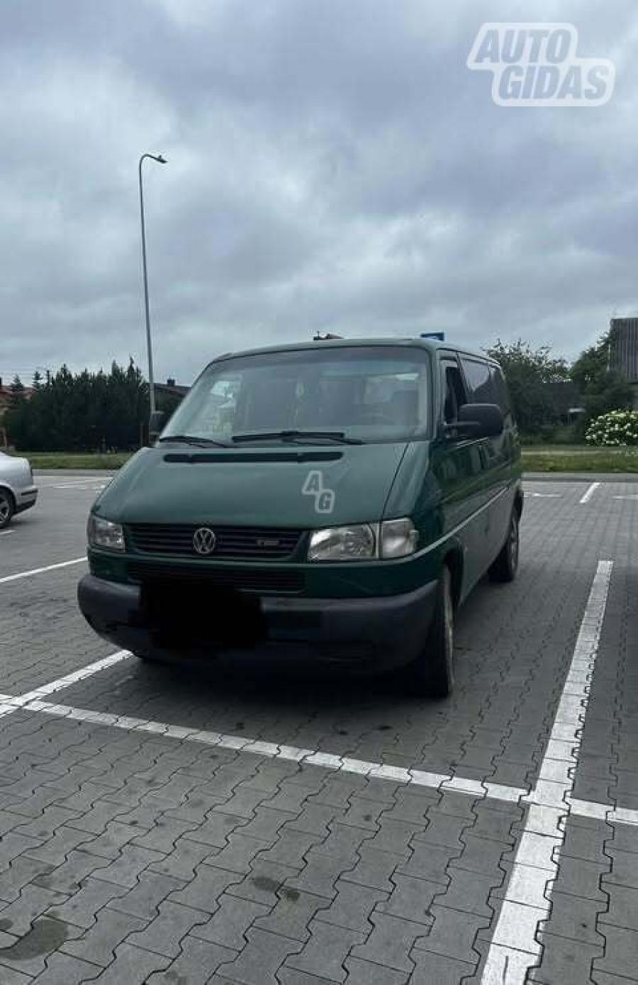 Green Volkswagen Caravelle 1997 in Panevezys, with an engine capacity of 2.50 L and mileage of 396 thousand km for 2000 €, photo 1 on AUTOMOTO.COM.LV