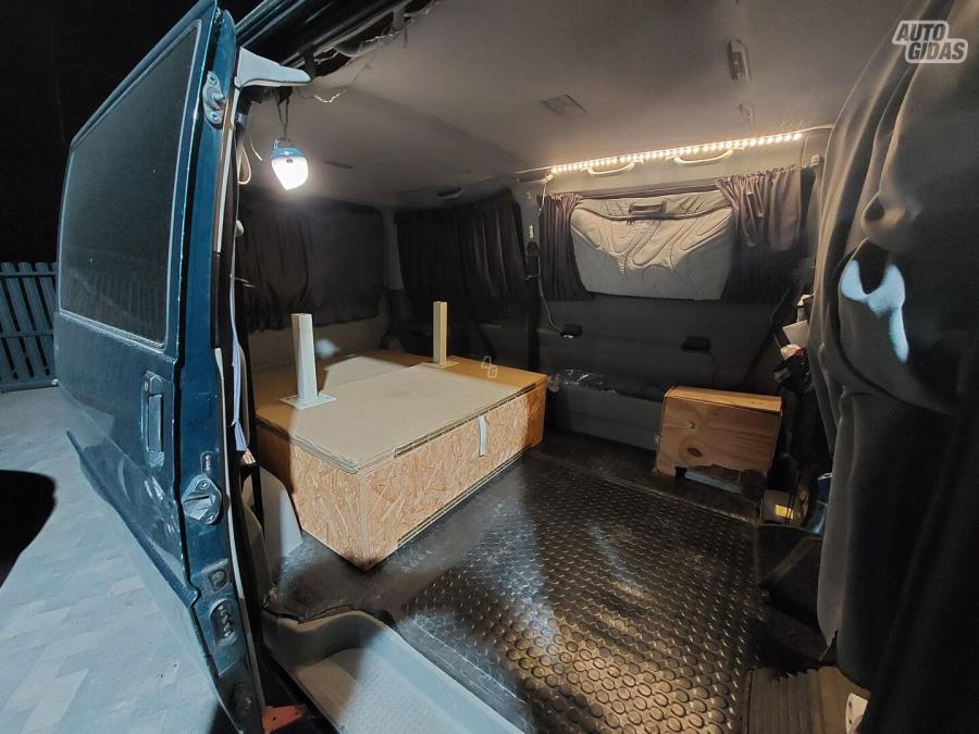 Zaļš Volkswagen Caravelle 1999 Viļņa, ar dzinēja tilpumu 2.50 L un nobraukumu 553 tūkst. km par 4800 €, foto 3 vietnē AUTOMOTO.COM.LV