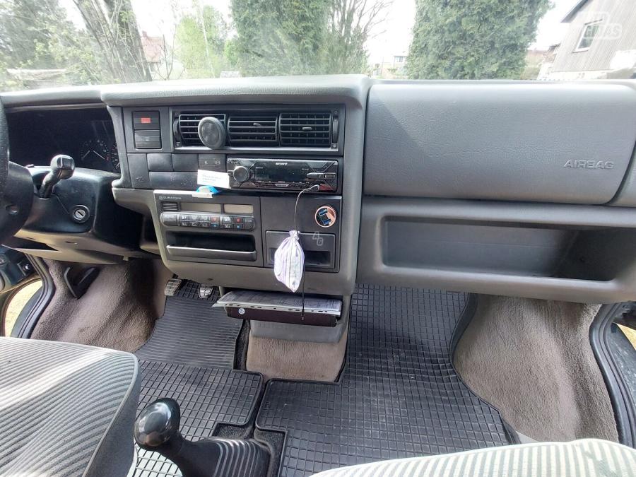 Zaļš Volkswagen Caravelle 1999 Viļņa, ar dzinēja tilpumu 2.50 L un nobraukumu 553 tūkst. km par 4800 €, foto 9 vietnē AUTOMOTO.COM.LV