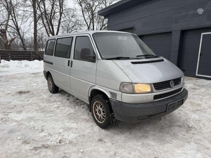 Grey Volkswagen Caravelle 2000 in Vilnius, with an engine capacity of 2.50 L and mileage of 263 thousand km for 2200 €, photo 1 on AUTOMOTO.COM.LV