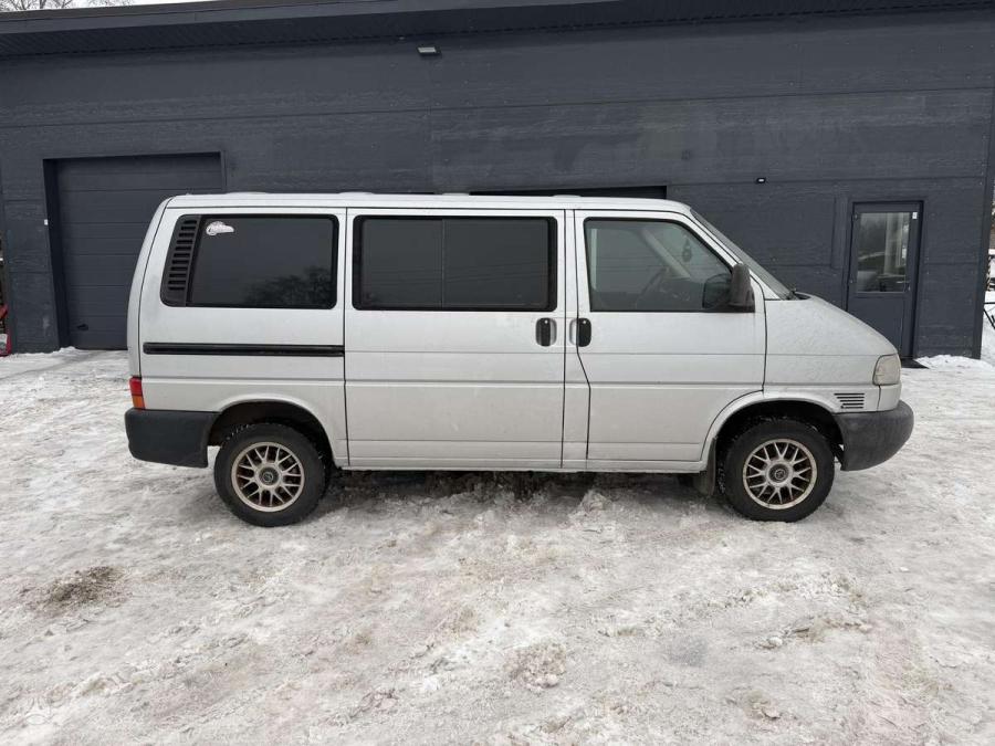 Grey Volkswagen Caravelle 2000 in Vilnius, with an engine capacity of 2.50 L and mileage of 263 thousand km for 2200 €, photo 2 on AUTOMOTO.COM.LV