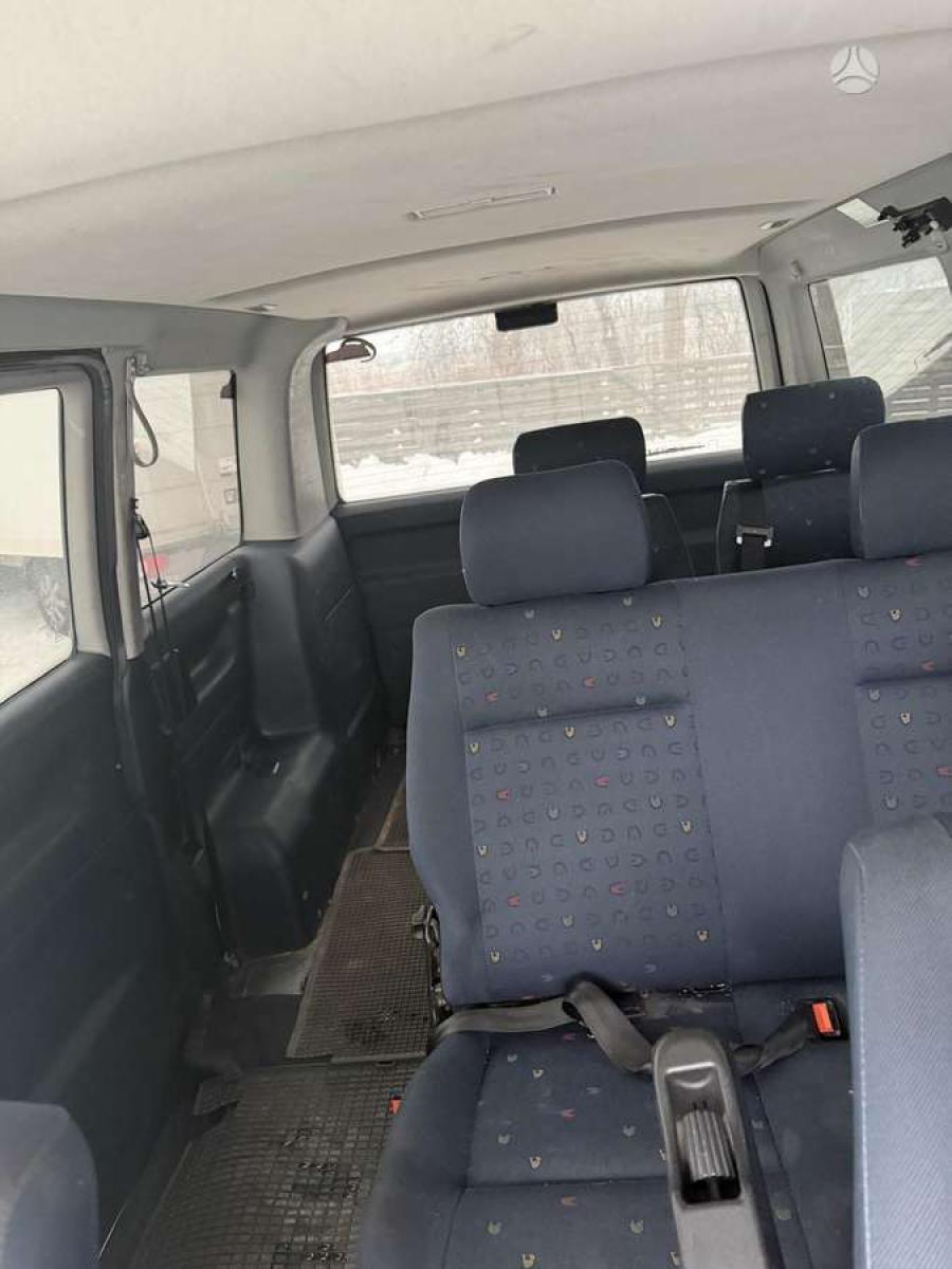 Grey Volkswagen Caravelle 2000 in Vilnius, with an engine capacity of 2.50 L and mileage of 263 thousand km for 2200 €, photo 8 on AUTOMOTO.COM.LV