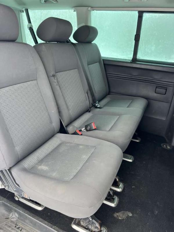 Pelēks Volkswagen Caravelle 2006 Panevēža, ar dzinēja tilpumu 2.50 L un nobraukumu 400 tūkst. km par 3999 €, foto 5 vietnē AUTOMOTO.COM.LV