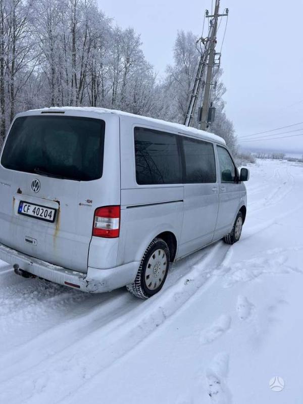 Pelēks Volkswagen Caravelle 2006 Panevēža, ar dzinēja tilpumu 2.50 L un nobraukumu 400 tūkst. km par 3999 €, foto 7 vietnē AUTOMOTO.COM.LV