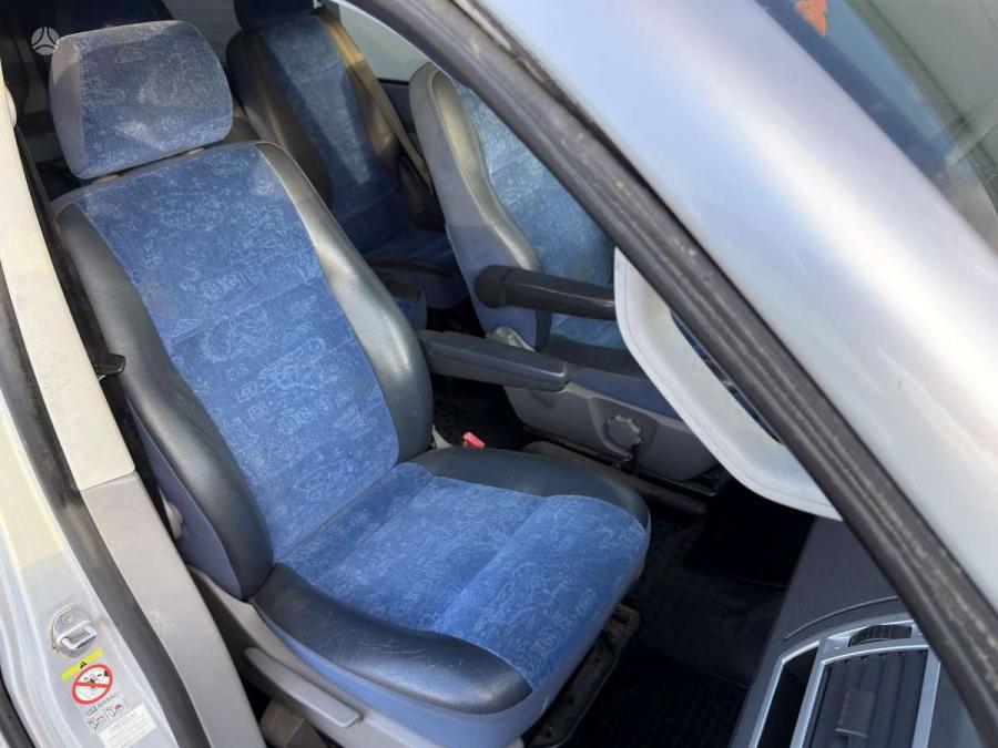 Grey Volkswagen Caravelle 2006 in Vilnius, with an engine capacity of 2.50 L and mileage of 412 thousand km for 3450 €, photo 11 on AUTOMOTO.COM.LV