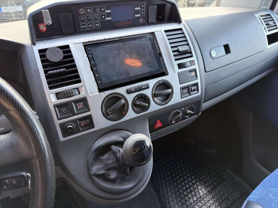 Grey Volkswagen Caravelle 2006 in Vilnius, with an engine capacity of 2.50 L and mileage of 412 thousand km for 3450 €, photo 18 on AUTOMOTO.COM.LV