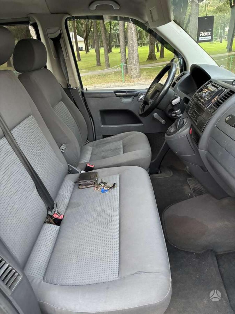 Grey Volkswagen Caravelle 2006 in Kretinga, with an engine capacity of 2.50 L and mileage of 500 thousand km for 5990 €, photo 17 on AUTOMOTO.COM.LV