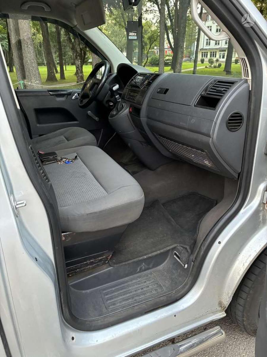 Grey Volkswagen Caravelle 2006 in Kretinga, with an engine capacity of 2.50 L and mileage of 500 thousand km for 5990 €, photo 18 on AUTOMOTO.COM.LV