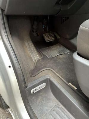 Grey Volkswagen Caravelle 2006 in Kretinga, with an engine capacity of 2.50 L and mileage of 500 thousand km for 5990 €, photo 19 on AUTOMOTO.COM.LV