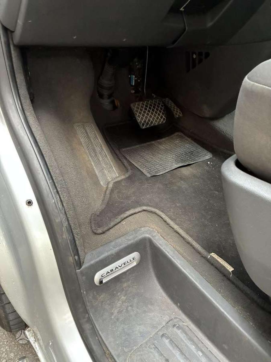 Grey Volkswagen Caravelle 2006 in Kretinga, with an engine capacity of 2.50 L and mileage of 500 thousand km for 5990 €, photo 19 on AUTOMOTO.COM.LV