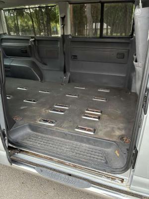 Grey Volkswagen Caravelle 2006 in Kretinga, with an engine capacity of 2.50 L and mileage of 500 thousand km for 5990 €, photo 21 on AUTOMOTO.COM.LV