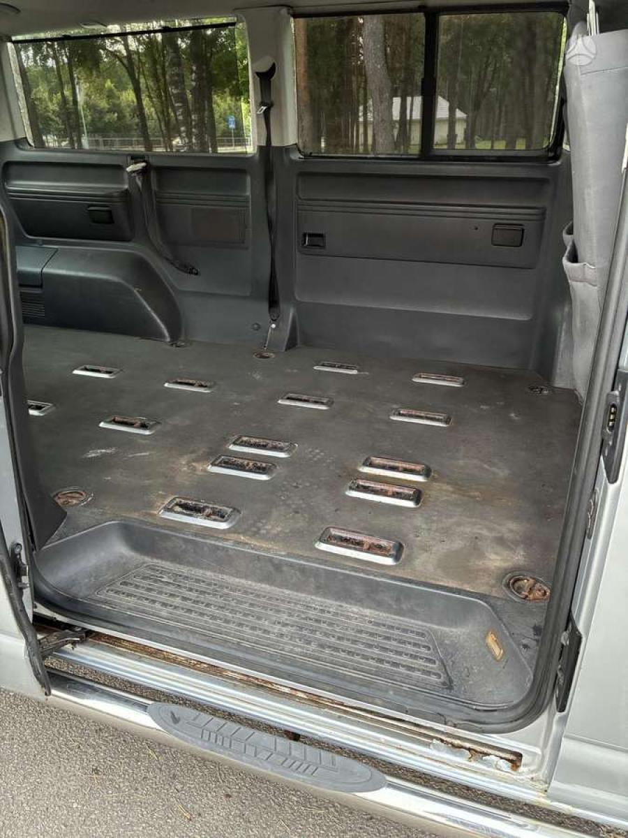 Grey Volkswagen Caravelle 2006 in Kretinga, with an engine capacity of 2.50 L and mileage of 500 thousand km for 5990 €, photo 21 on AUTOMOTO.COM.LV