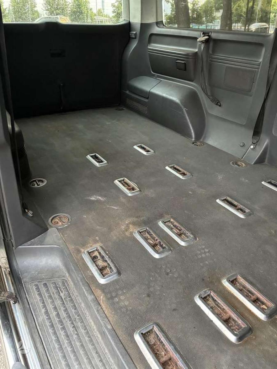 Grey Volkswagen Caravelle 2006 in Kretinga, with an engine capacity of 2.50 L and mileage of 500 thousand km for 5990 €, photo 22 on AUTOMOTO.COM.LV