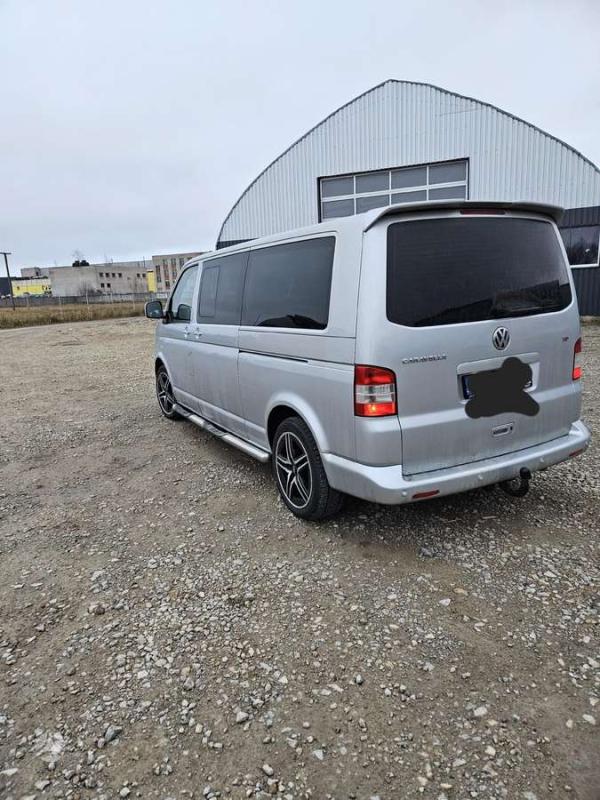 Grey Volkswagen Caravelle 2008 in Mazeikiai, with an engine capacity of 2.50 L and mileage of 390 thousand km for 5500 €, photo 2 on AUTOMOTO.COM.LV