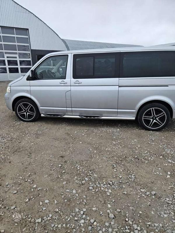 Grey Volkswagen Caravelle 2008 in Mazeikiai, with an engine capacity of 2.50 L and mileage of 390 thousand km for 5500 €, photo 3 on AUTOMOTO.COM.LV