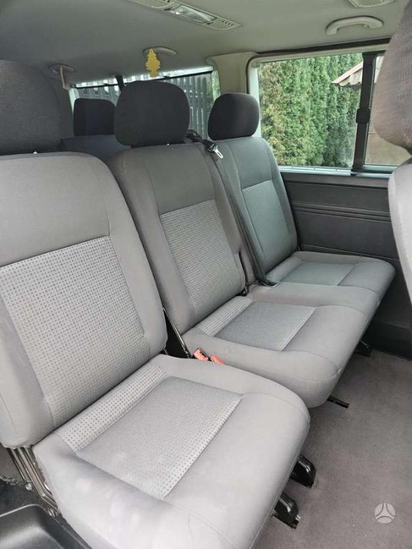 Grey Volkswagen Caravelle 2008 in Mazeikiai, with an engine capacity of 2.50 L and mileage of 390 thousand km for 5500 €, photo 8 on AUTOMOTO.COM.LV
