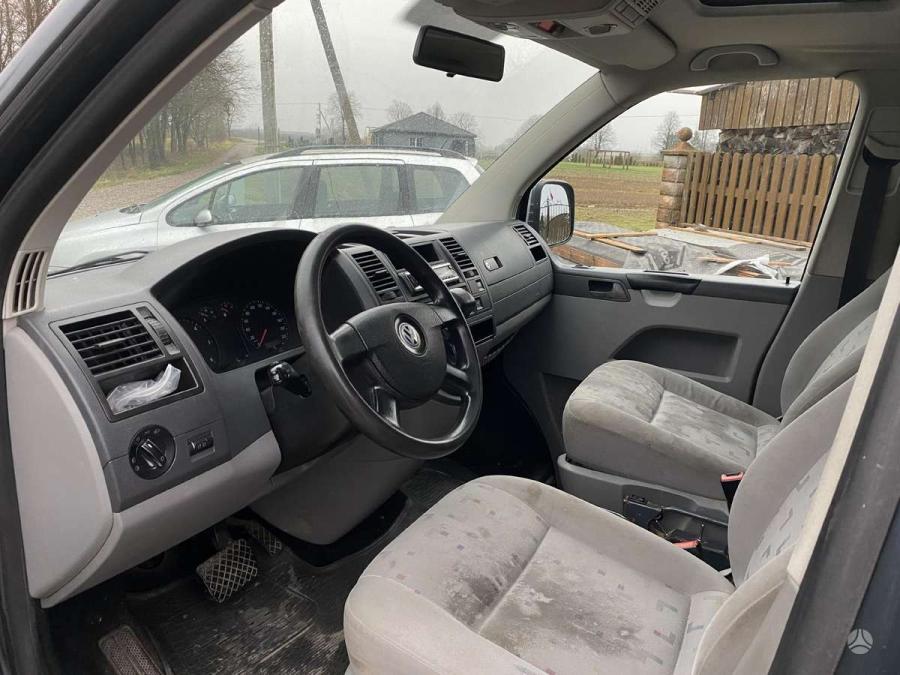 Pelēks Volkswagen Caravelle 2009 Klaipėda, ar dzinēja tilpumu 0.00 L un nobraukumu 400 tūkst. km par 3100 €, foto 7 vietnē AUTOMOTO.COM.LV