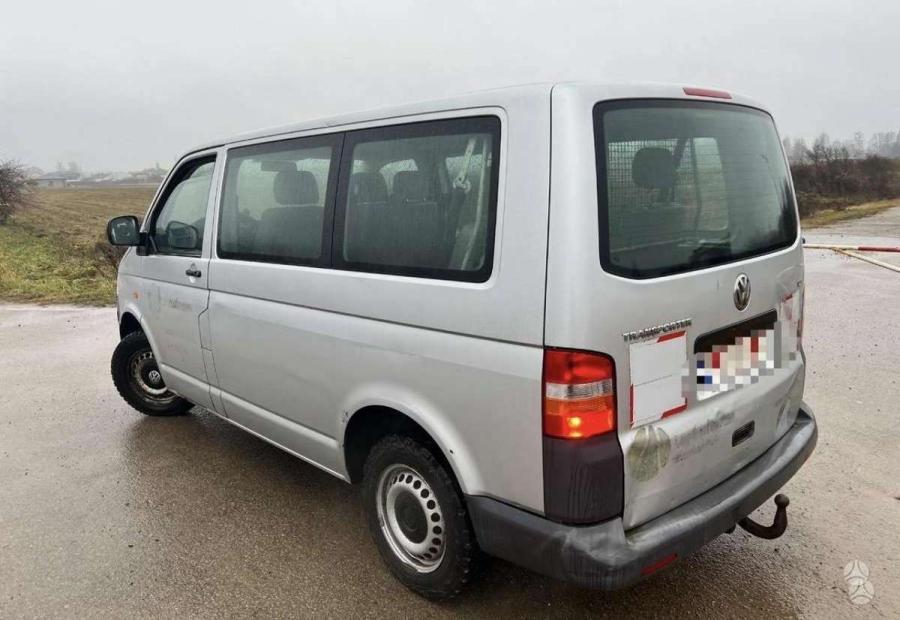 Grey Volkswagen Caravelle 2009 in Taurage, with an engine capacity of 1.90 L and mileage of 240 thousand km for 3500 €, photo 2 on AUTOMOTO.COM.LV