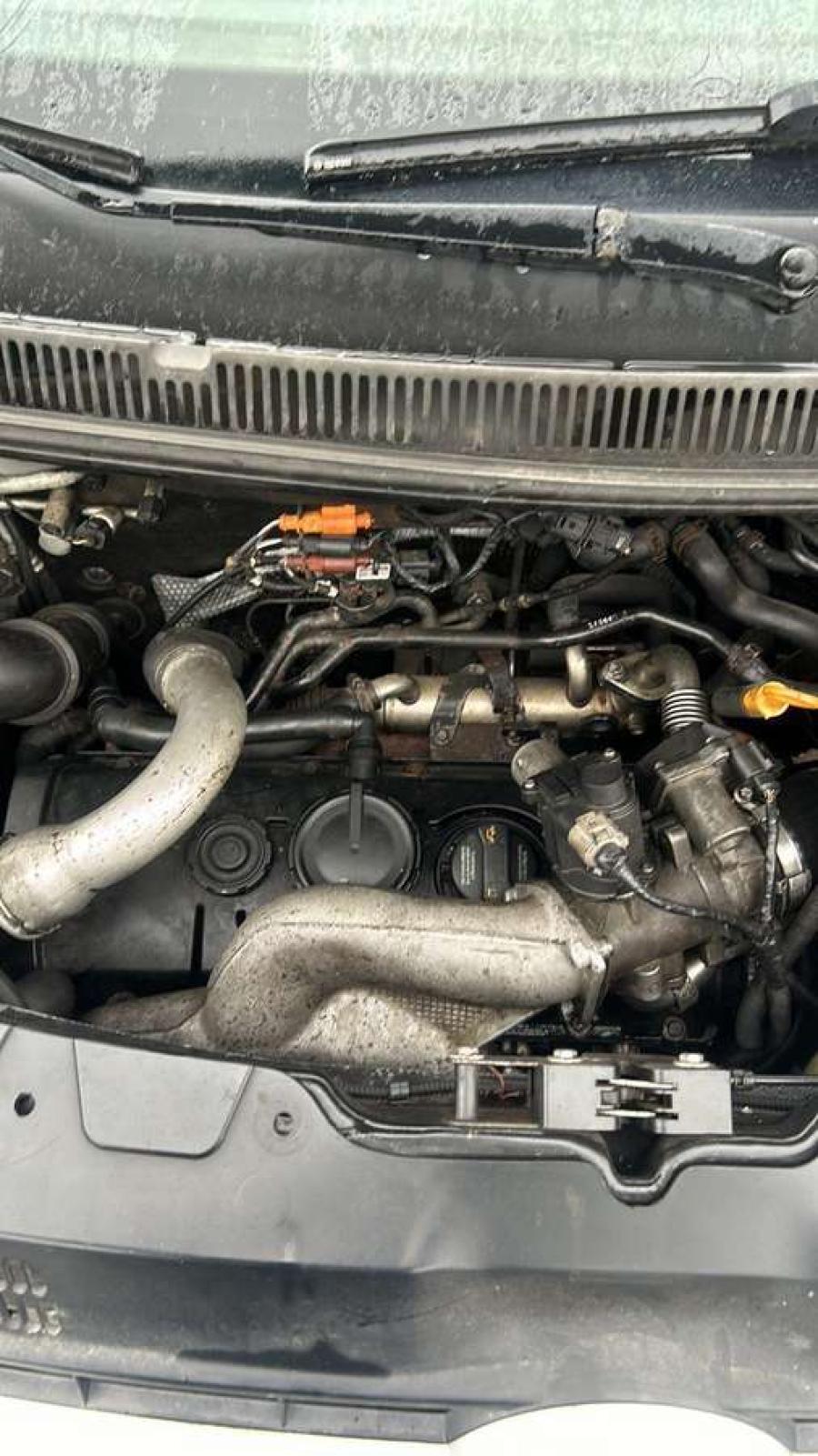 Grey Volkswagen Caravelle 2009 in Vilnius, with an engine capacity of 2.50 L and mileage of 360 thousand km for 2650 €, photo 3 on AUTOMOTO.COM.LV