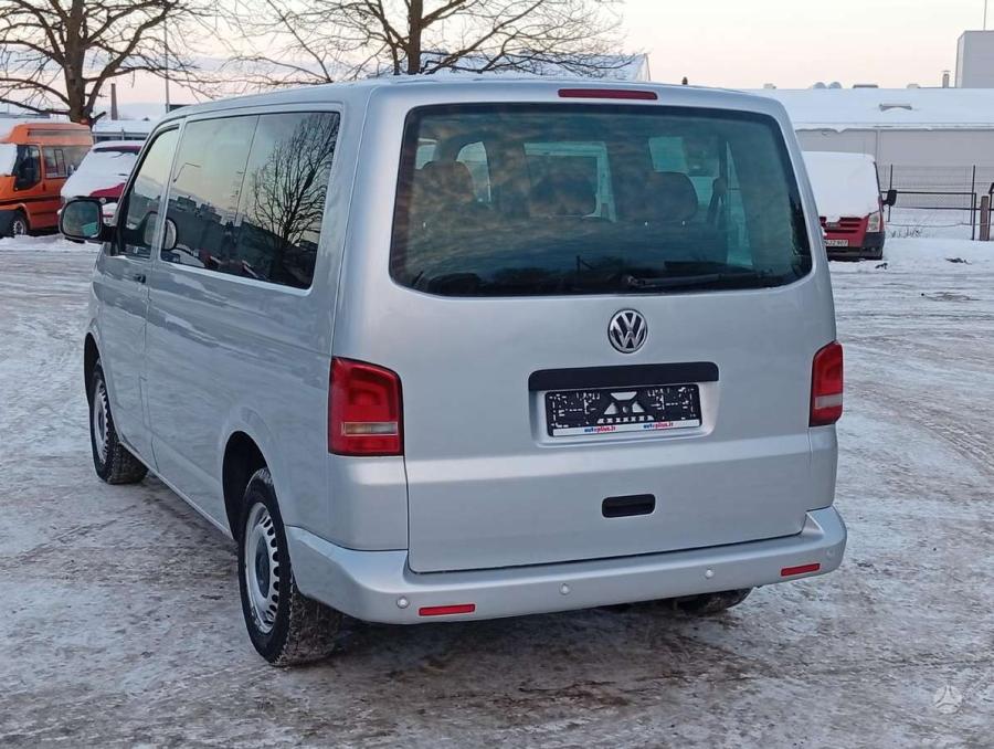 Grey Volkswagen Caravelle 2010 in Kedainiai, with an engine capacity of 2.00 L and mileage of 293 thousand km for 12300 €, photo 4 on AUTOMOTO.COM.LV