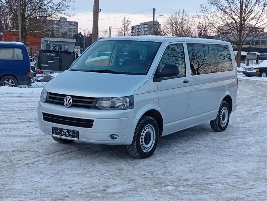 Grey Volkswagen Caravelle 2010 in Kedainiai, with an engine capacity of 2.00 L and mileage of 293 thousand km for 12300 €, photo 9 on AUTOMOTO.COM.LV