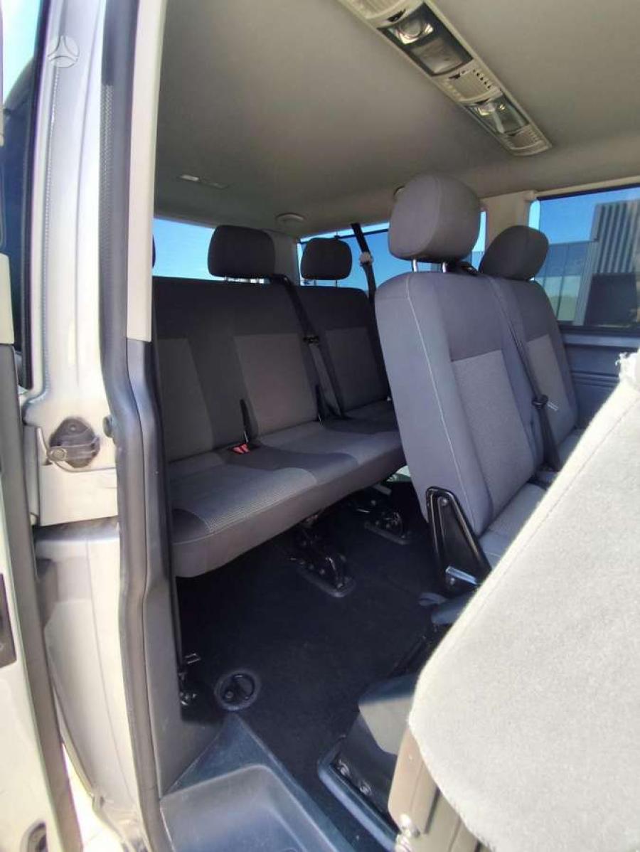 Pelēks Volkswagen Caravelle 2010 Šauļi, ar dzinēja tilpumu 2.00 L un nobraukumu 300 tūkst. km par 10800 €, foto 20 vietnē AUTOMOTO.COM.LV